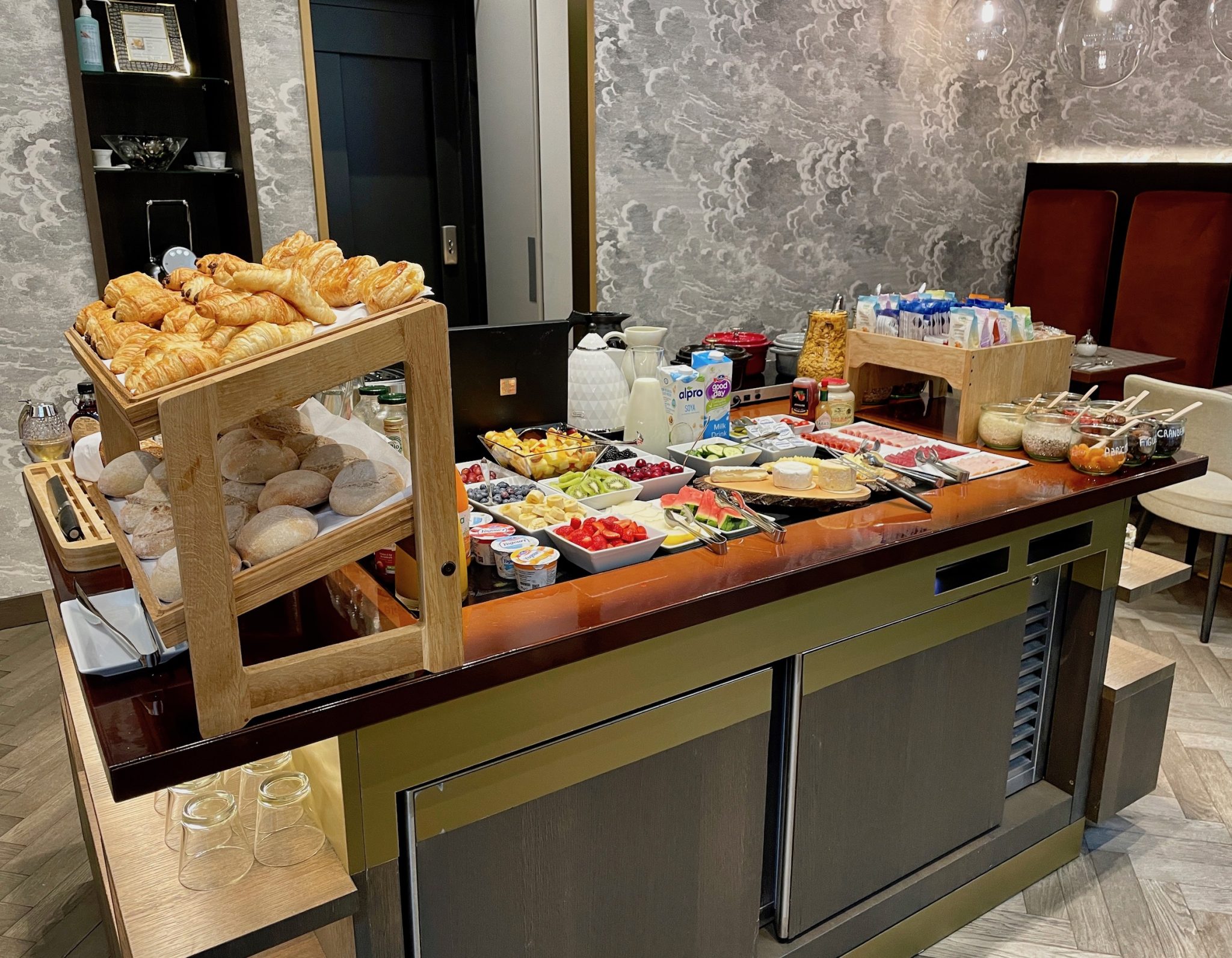 Old Town Geneva - A Walk Through History - The Maritime Explorer